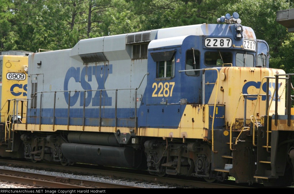 CSX 2287 is in a northbound lashup on train Q494